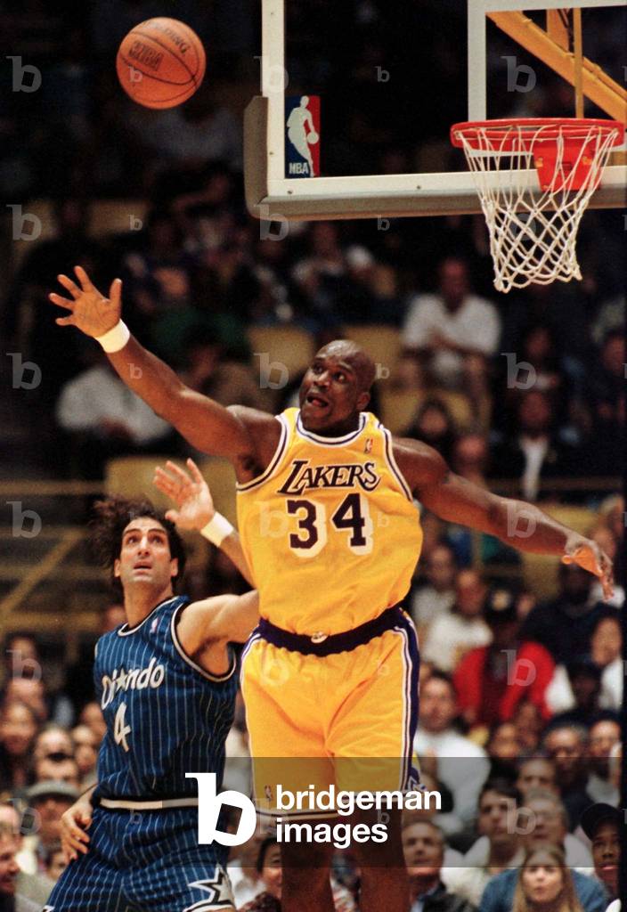 Image of LAKERS SHAQUILLE ONEAL JUMPS FOR REBOUND AGAINST MAGICS ...