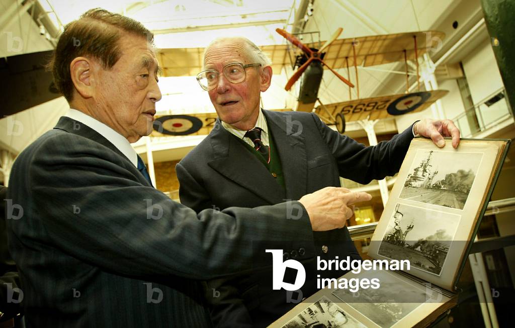Image of FORMER KAMIKAZE PILOT HICHIRO NAEMURA MEETS LIEUTENANT ...