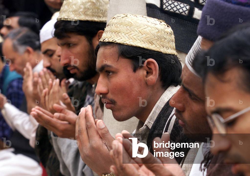 Image of PAKISTANI MUSLIMS WORSHIP AT A MOSQUE IN ISLAMABAD, 2002-01-11 ...
