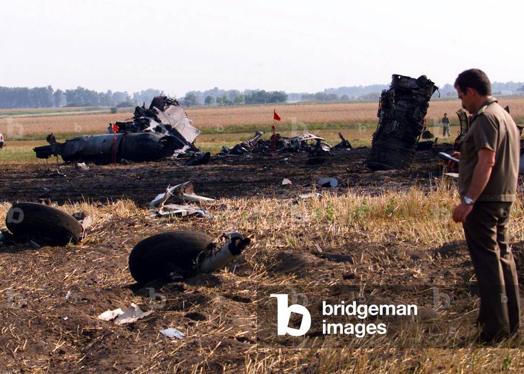 Image of HUNGARIAN OFFICER EXAMINES WRECK OF CRASHED MIG-29 FIGHTER JET ...