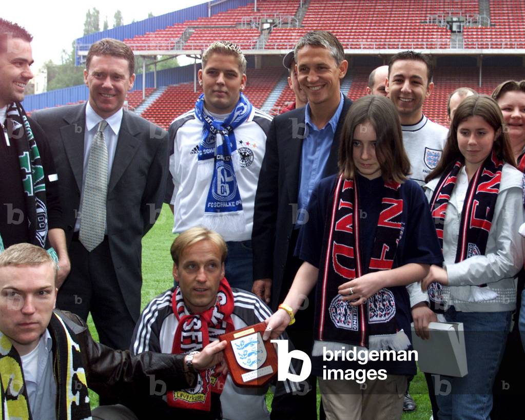 Image of FORMER ENGLISH SOCCER PLAYER LINEKER POSES WITH ENGLISH AND GERMAN