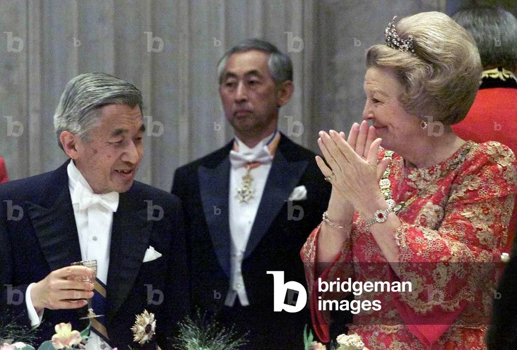 Image of EMPEROR AKIHITO TOASTS WITH DUTCH QUEEN BEATRIX, 2000-05-23 ...