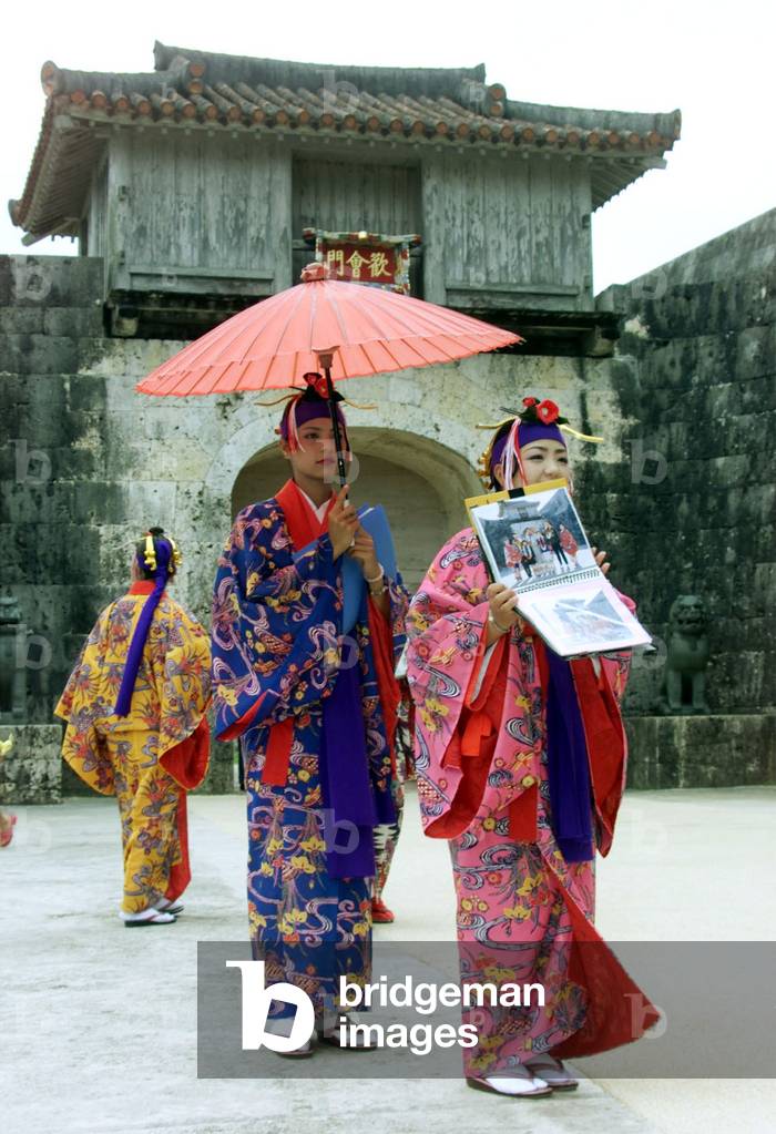 Image of WOMEN IN TRADITIONAL DRESS OF THE RYUKYU KINGDOM TRY TO