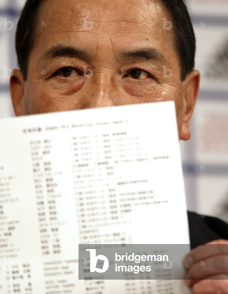 Image of KOZO KINOMOTO SHOWS THE TEAMLIST OF JAPAN SQUAD FOR FIFA