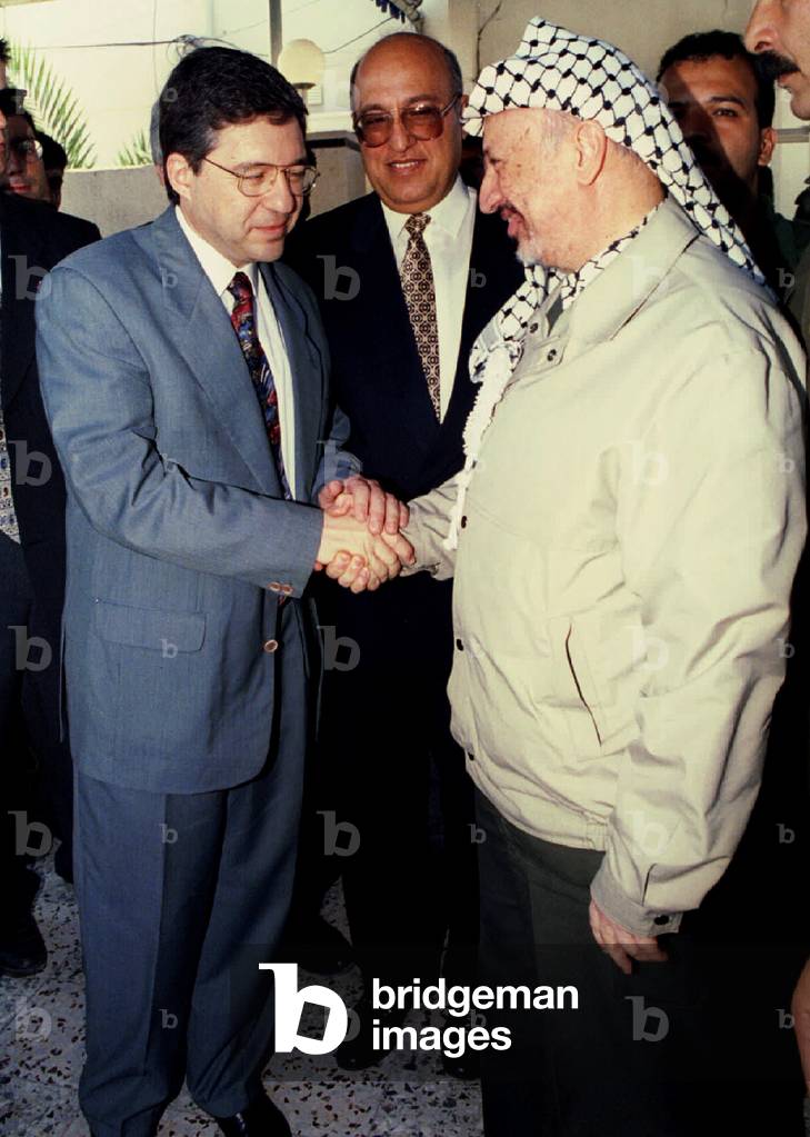 Image of The PLO chairman Yasser Arafat saying good-bye to Yossi Beilen