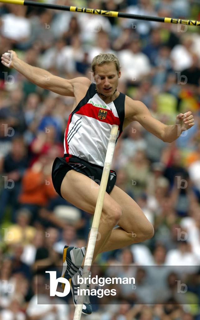 Image of BORGELING OF GERMANY CLEARS THE BAR THE MENS POLE VAULT