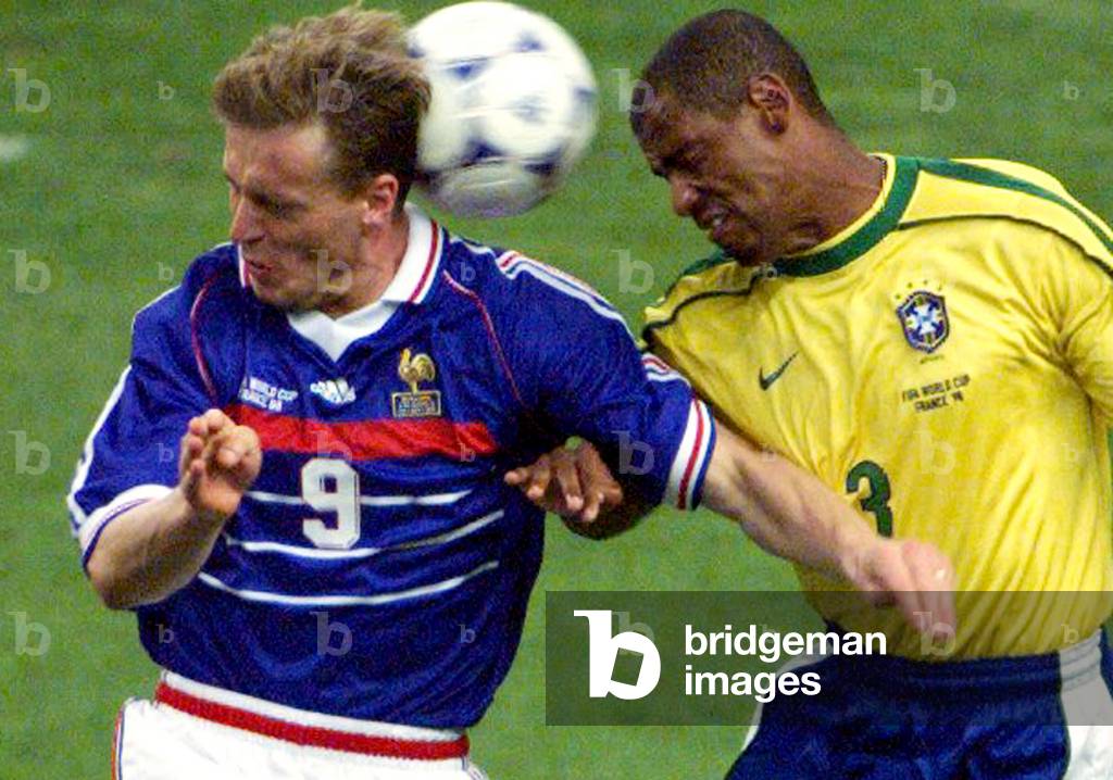 Image of BRAZILIAN ALDAIR AND FRANCE'S GUIVARC'H GO UP FOR A HEADER,
