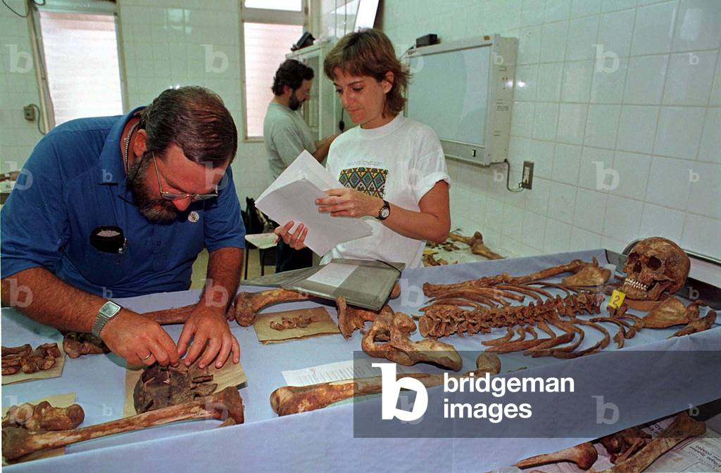 Image of ARGENTINE AND CUBAN SCIENTISTS STUDY ALLEGED BONES OF CHE GUEVARA