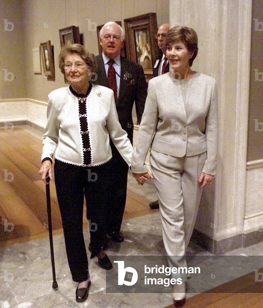 Image of U.S. first lady Laura Bush (R) walks with her mother