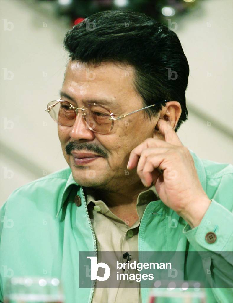 Image of PRESIDENT ESTRADA GESTURES BEFORE A WEEKLY RADIO SHOW IN MANILA,