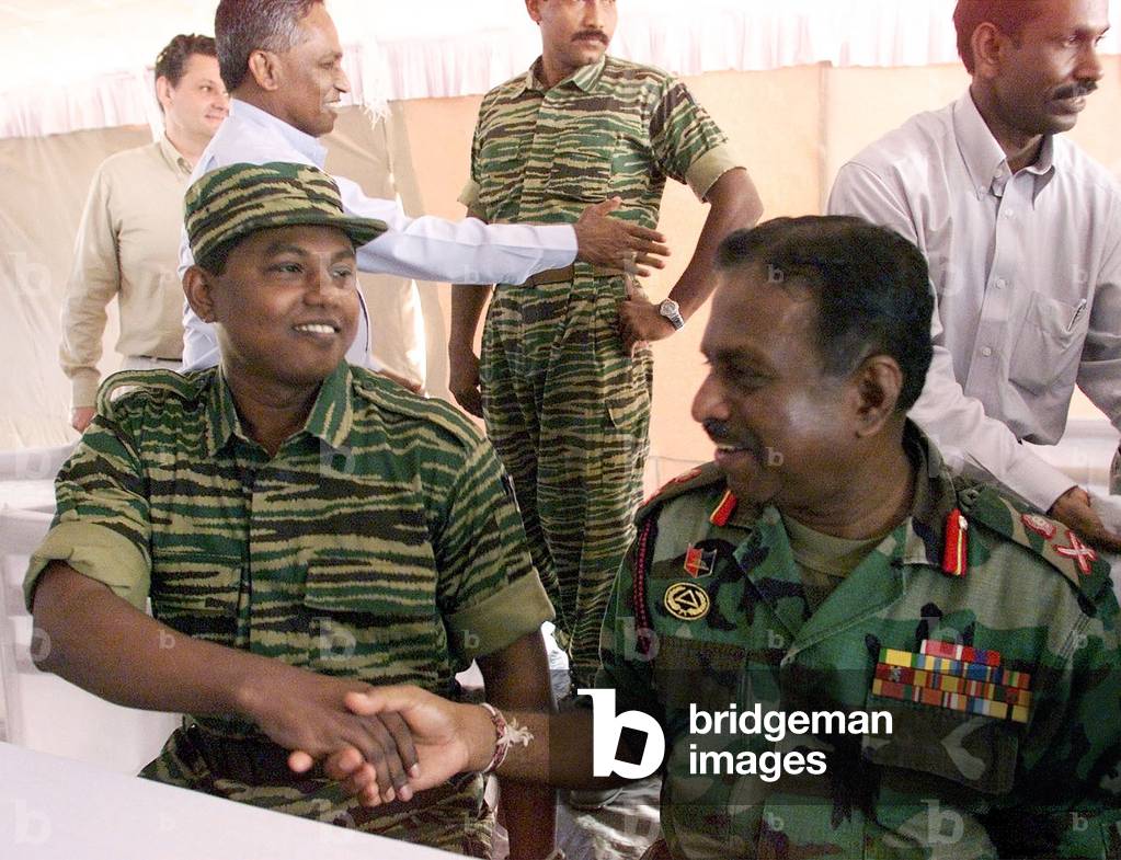 Image of SRI LANKAN ARMED FORCES COMMANDER BALAGALLA SHAKES HANDS WITH ...