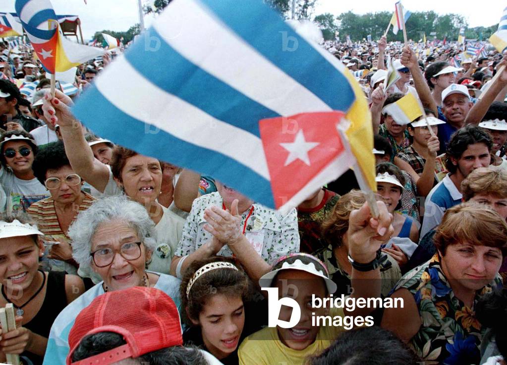Image of Cuban Catholics wave flags to welcome Pope John Paul II