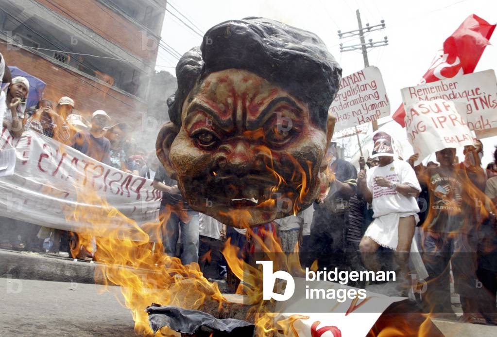 Image of FILIPINO INDIGENOUS PEOPLE WATCH A BURNING EFFIGY OF PRESIDENT ...