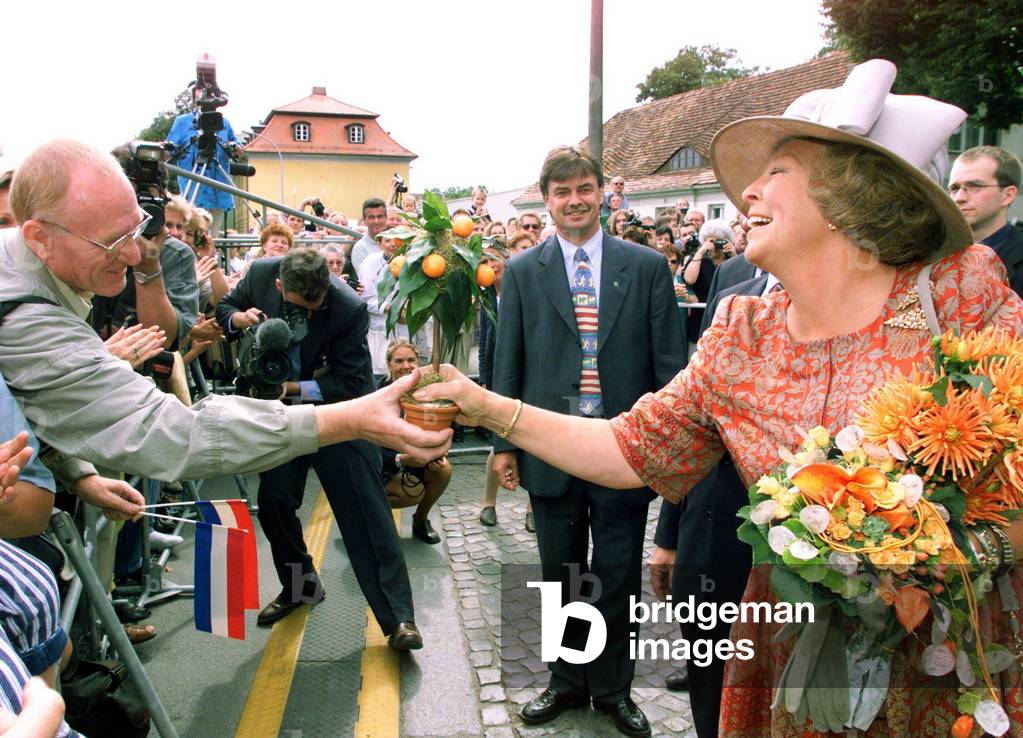 Image of DUTCH QUEEN BEATRIX IN ORANIENBURG, 1999-08-14 (photo)