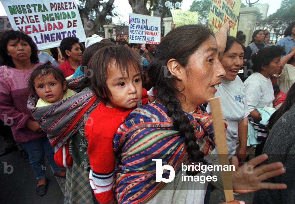Image of Peruvian women holding their children, protest during the ...