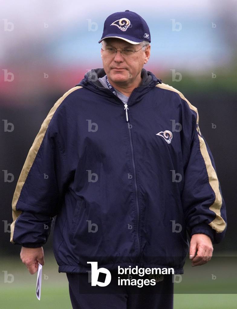 Image of RAMS HEAD COACH MIKE MARTZ WATCHES SUPER BOWL PRACTICE, 2002-02-01