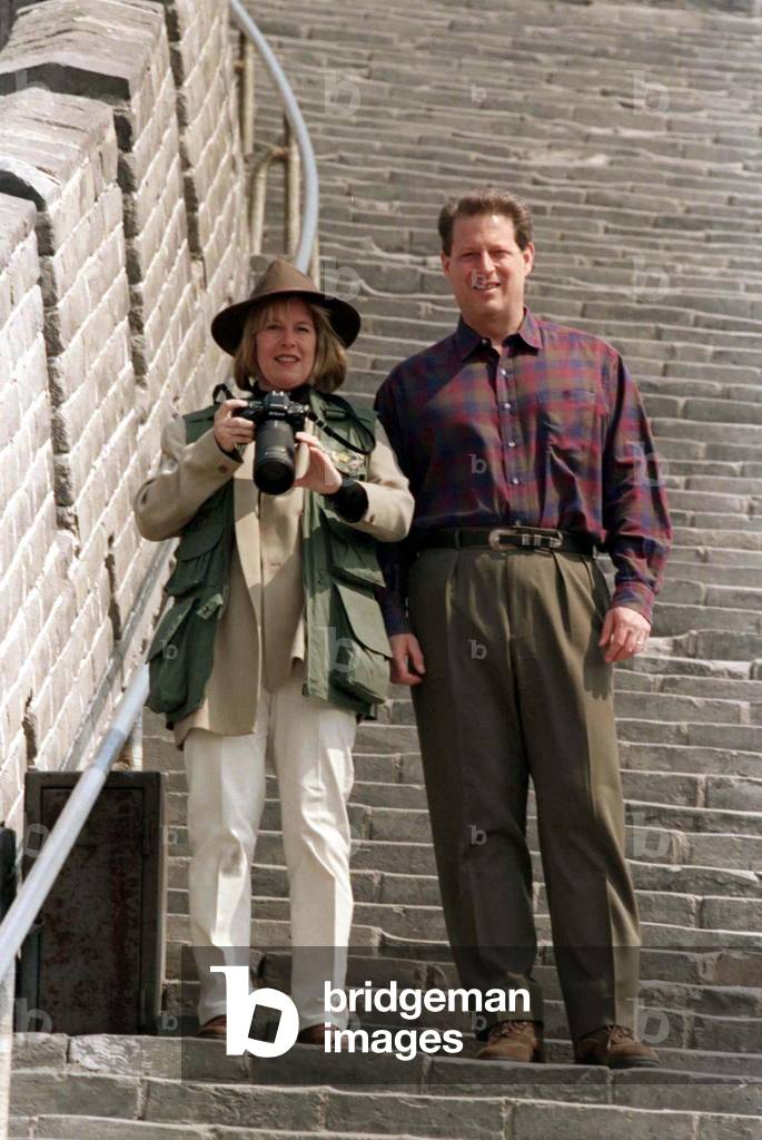 Image of TIPPER GORE STANDS WITH AL AND CAMERA AT GREAT WALL,