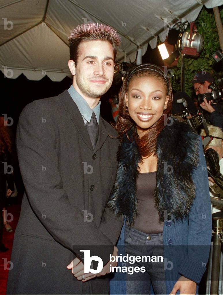 Image of BRANDY AND FREDDIE PRINZE JR POSE AT PREMIERE, 1998-11-12 (photo)
