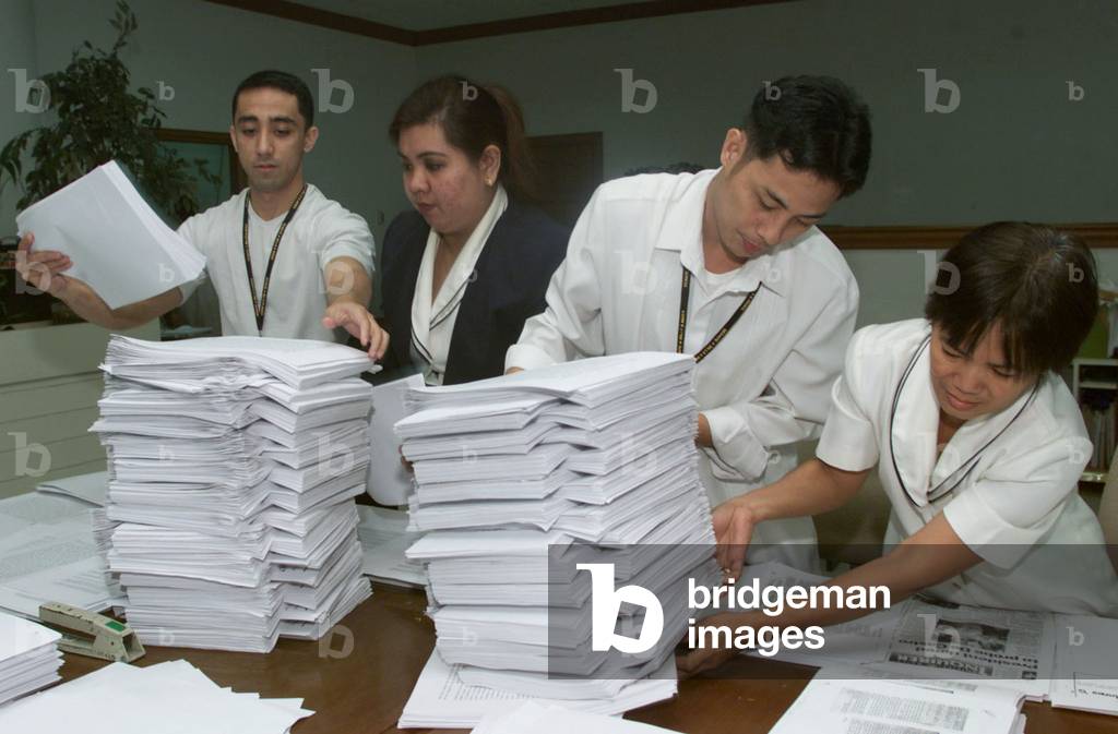 Image of PHILIPPINE SENATE WORKERS PREPARE DOCUMENTS FOR THE ...