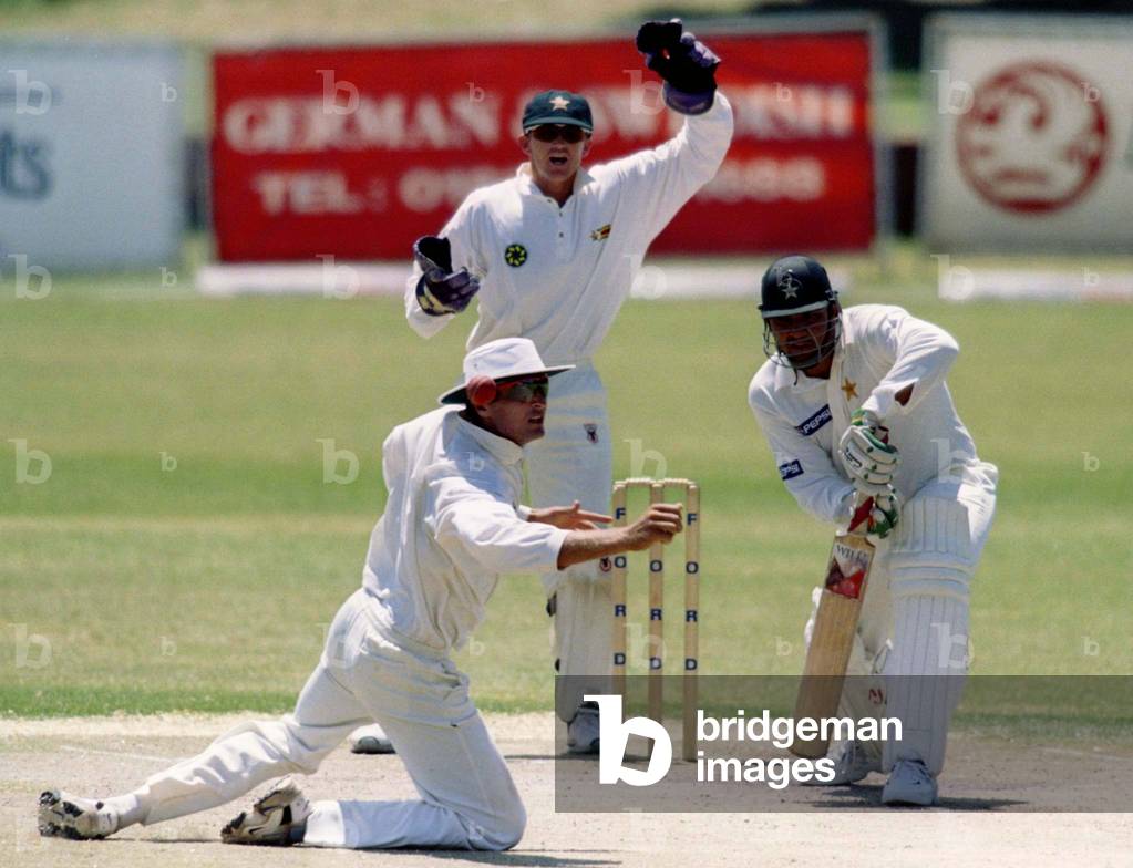 Image of ZIMBABWE FIELDER ANDREW WHITTALL DROPS CATCH, 1998-03-18 (photo)