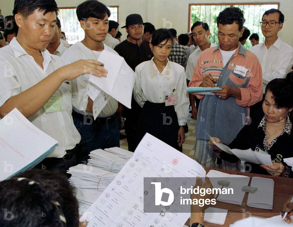 Image of FORMER FINANCE MINISTER SAM RAINSY MONITORS THE COUNTING OF VOTES