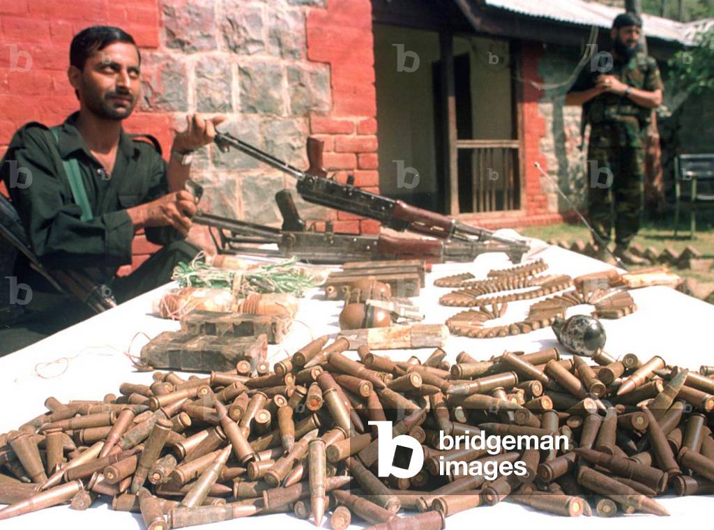 Image of INDIAN SPECIAL POLICEMAN DISPLAYS ARMS AND AMMUNATION AT ...