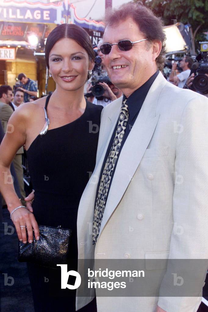 Image of ACTRESS CATHERINE ZETA JONES WITH HER FATHER AT THE HAUNTING