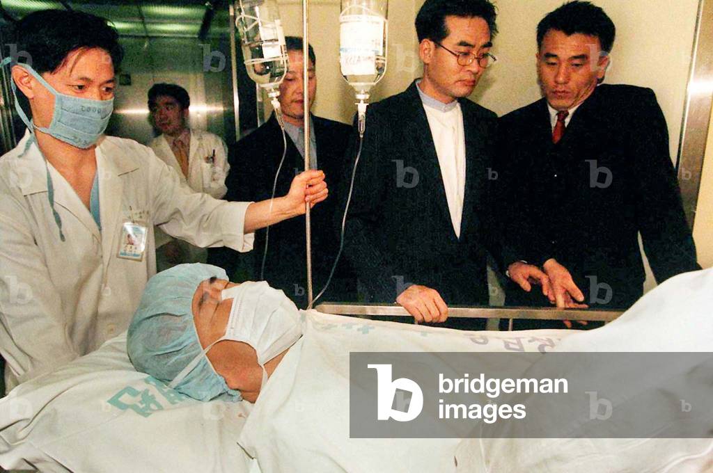 Image of SOUTH KOREAN FORMER SPY CHIEF KWON IN SEOUL HOSPITAL, 1998-03-21