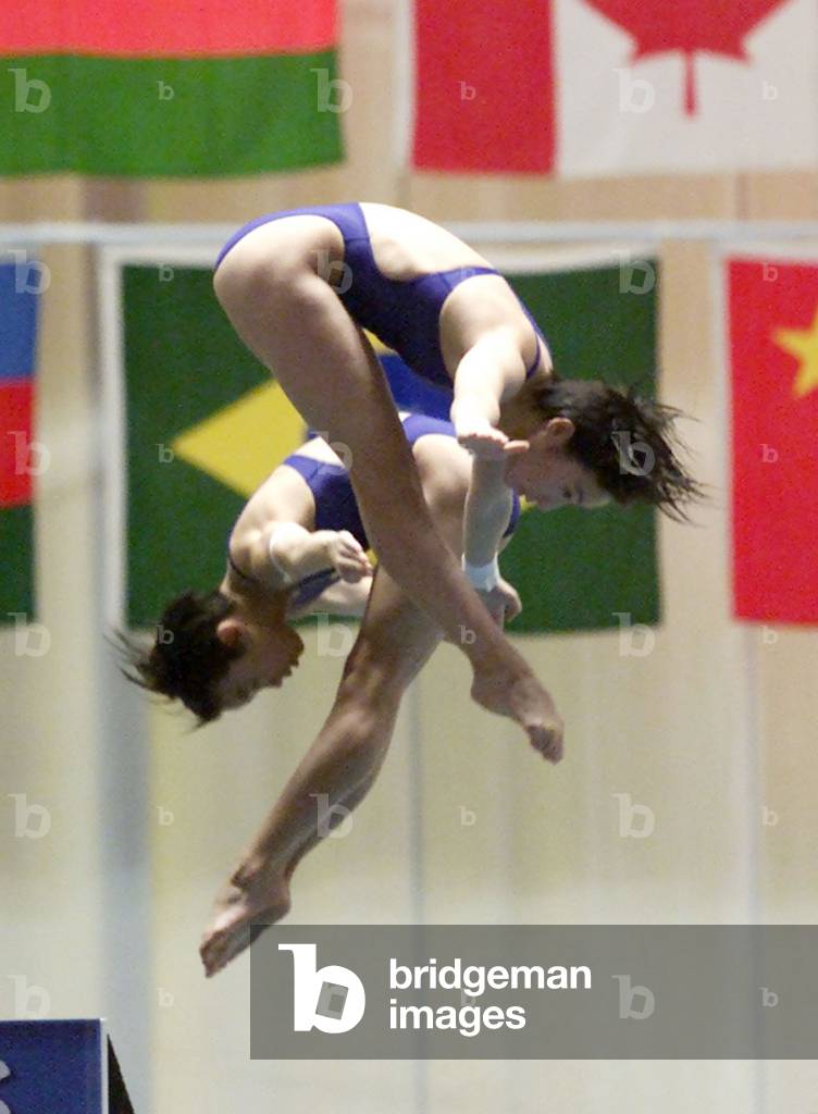 Image of CHINESE SANG AND DUAN IN WINNING ACTION OF WOMEN'S SYNCHRO