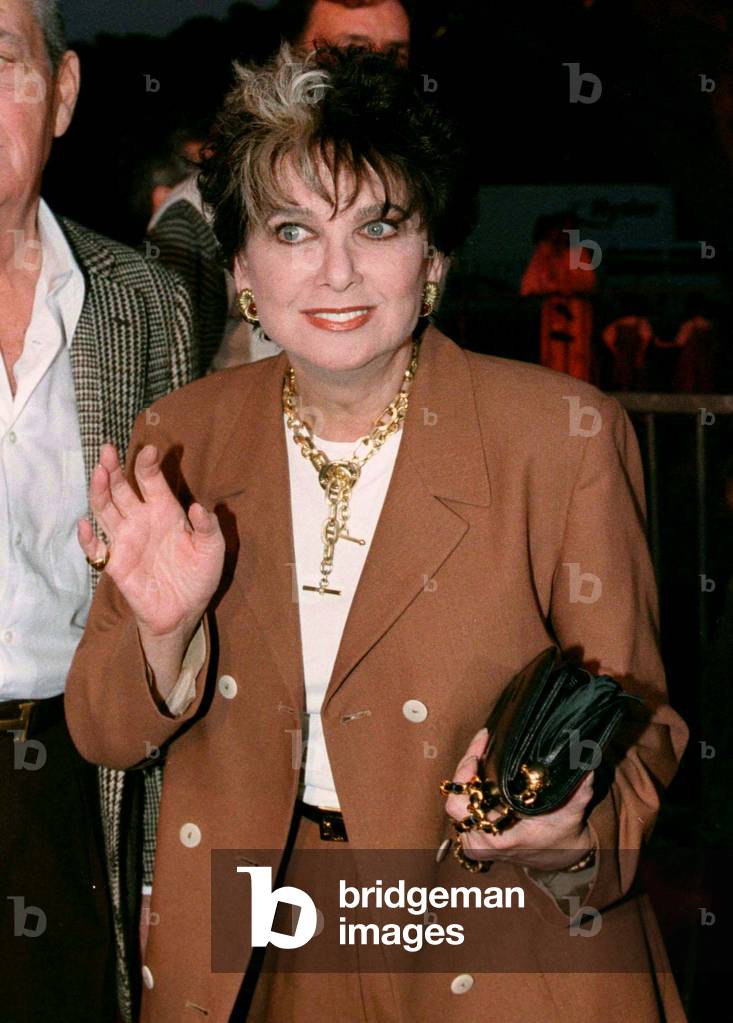 Image of Actress Suzanne Pleshette poses for photographers as she arrives at