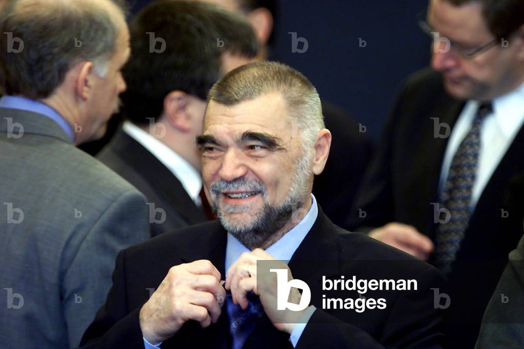 Image of Croatian president Stipe Mesic adjusts his tie as he waits