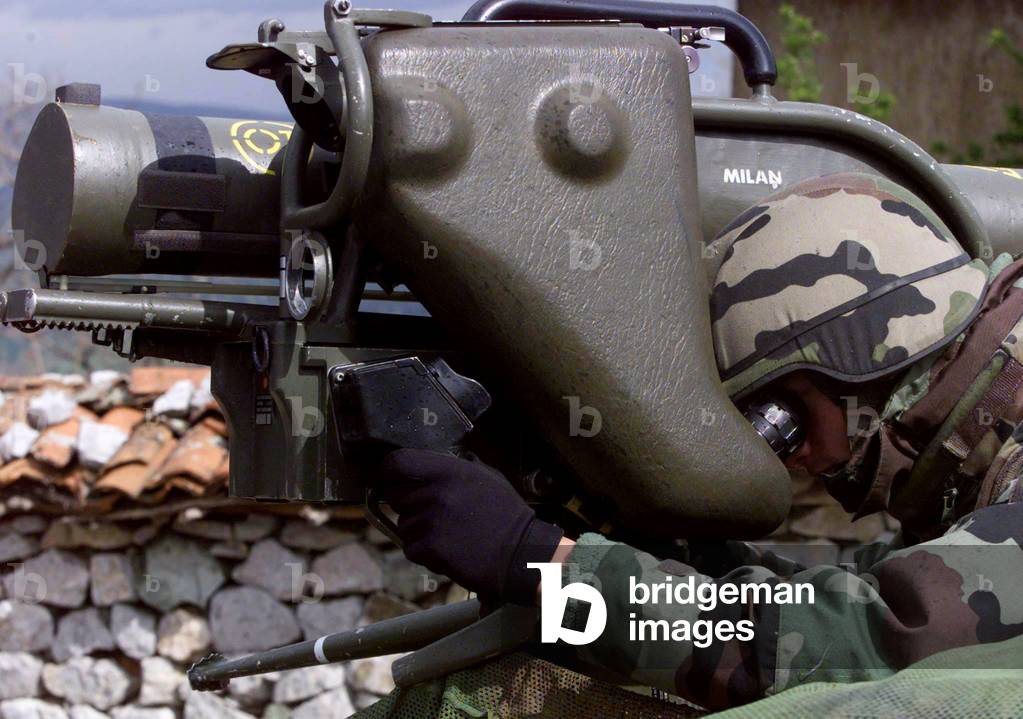 Image of A French soldier looks through a monocular of a "Milan"
