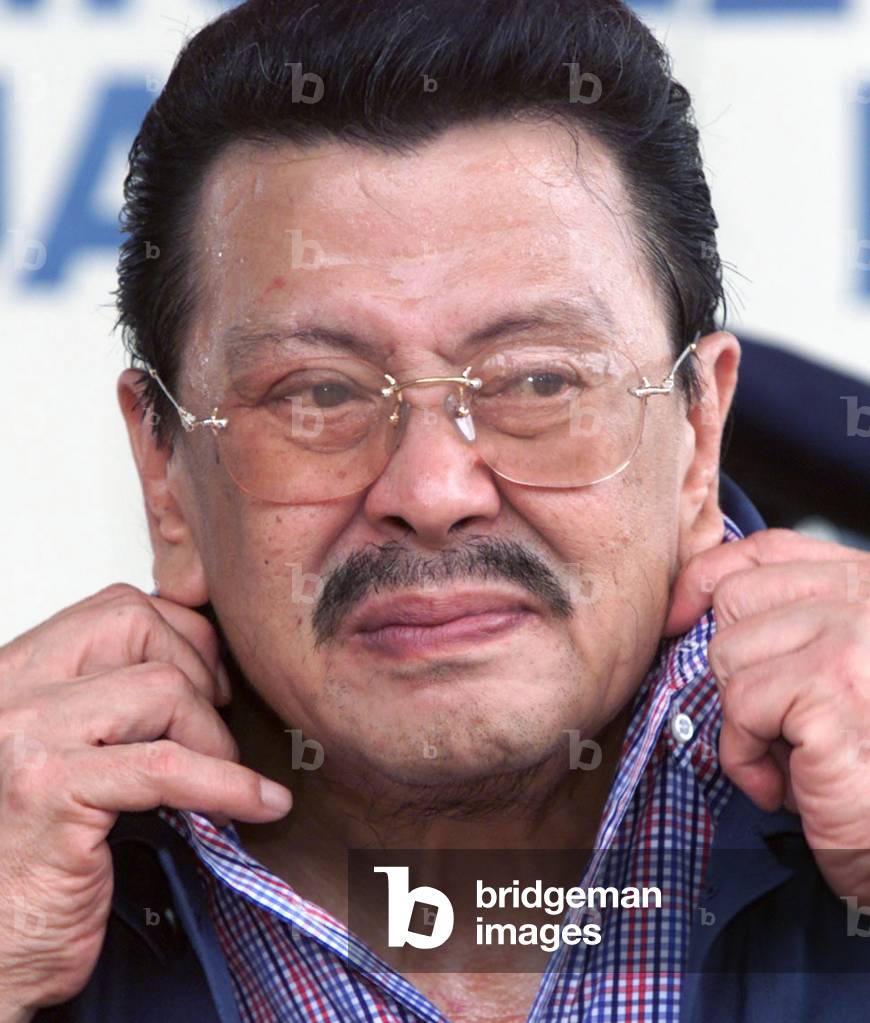 Image of PHILIPPINE PRESIDENT JOSEPH ESTRADA VISITS SAN MIGUEL, A TOWN ...