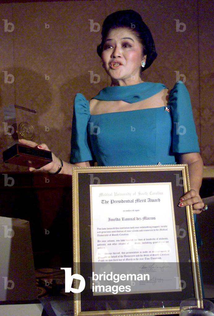 Image of FORMER PHILIPPINE FIRST LADY IMELDA MARCOS DISPLAYS AN AWARD ...