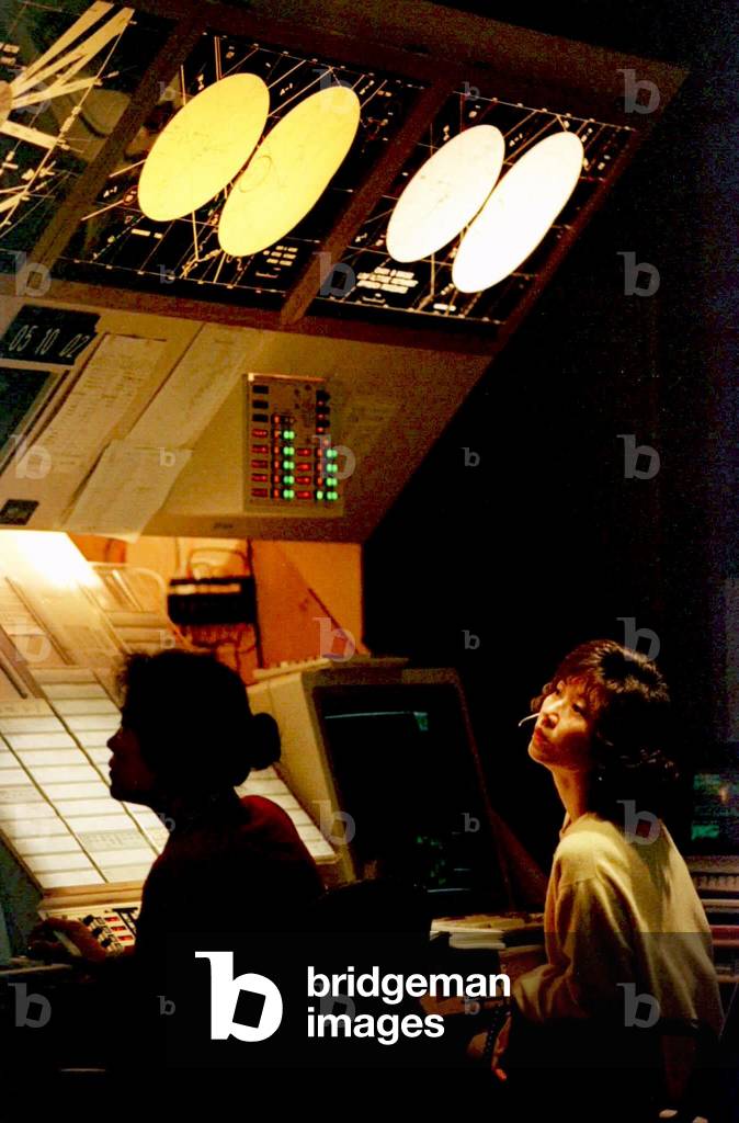Image of AIR TRAFFIC CONTROLLERS STARE A RADAR, 1996-03-06 (photo)