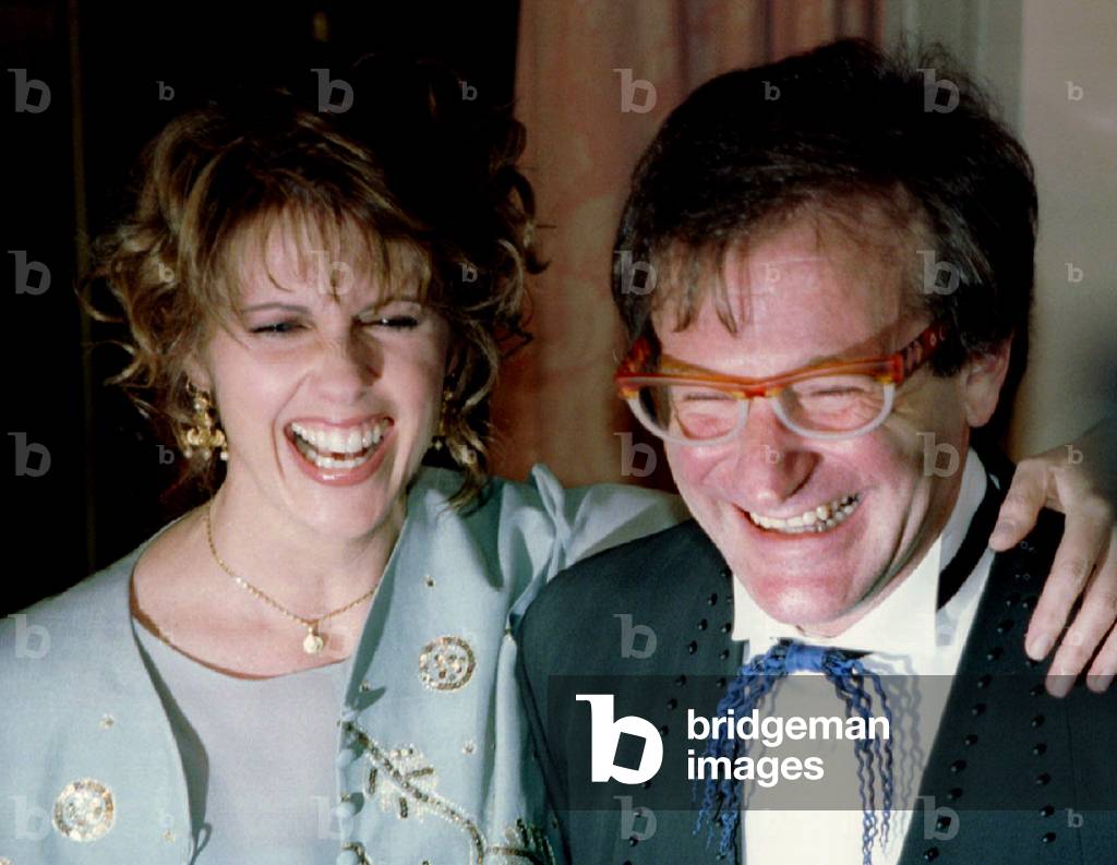 Image of Actress Pam Dawber (L) shares a laugh with actor Robin