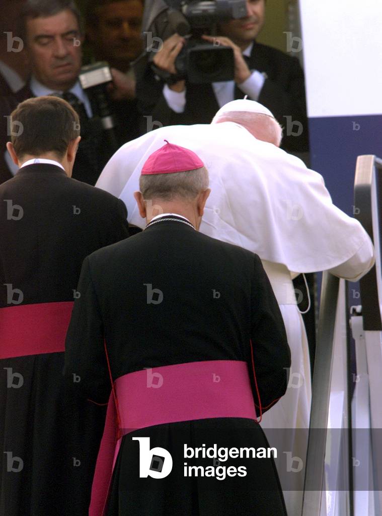 Image of POPE JOHN PAUL II WALKS UP UP THE STAIRS ONTO