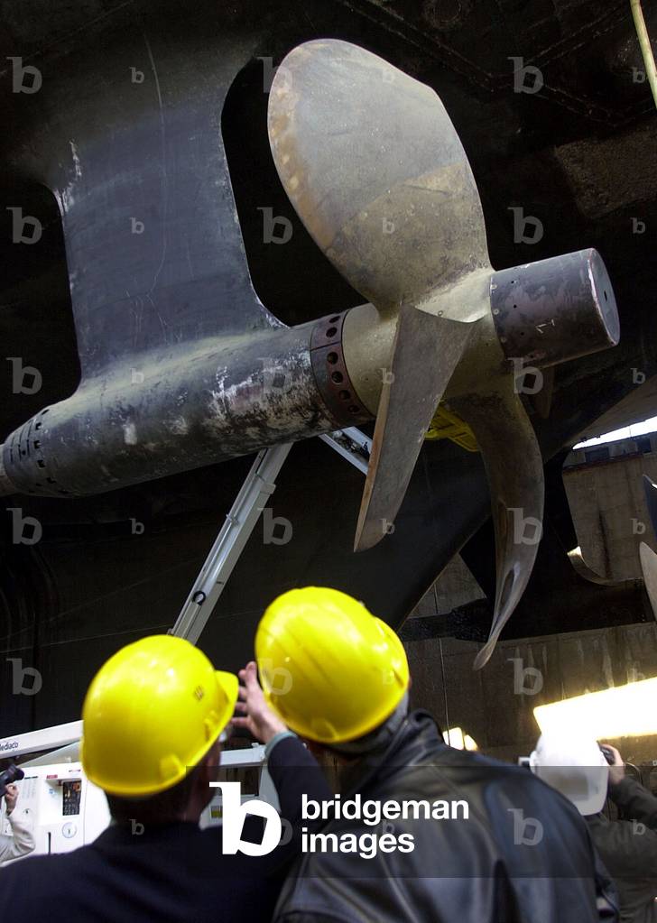 Image of TECHNICIANS LOOK AT BROKEN PROPELLER BLADE ON NUCLEAR AIRCRAFT ...