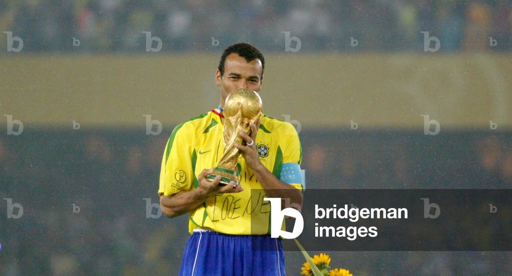 Image of BRAZIL'S CAPTAIN CAFU KISSES THE WORLD CUP TROPHY AFTER HIS