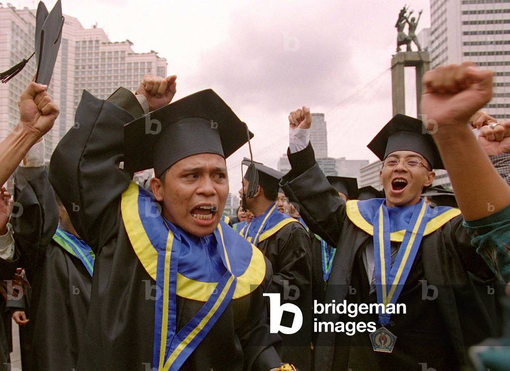 Image of INDONESIAN GRADUATES CHANT ANTI GOVERMENT SLOGANS IN JAKARTA ...
