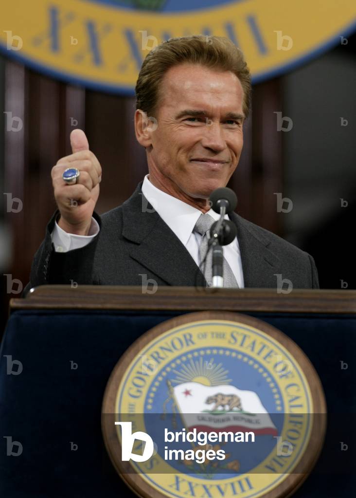 Image of CALIFORNIA GOVERNOR ARNOLD SCHWARZENEGGER GIVES THUMBS UP. (photo)