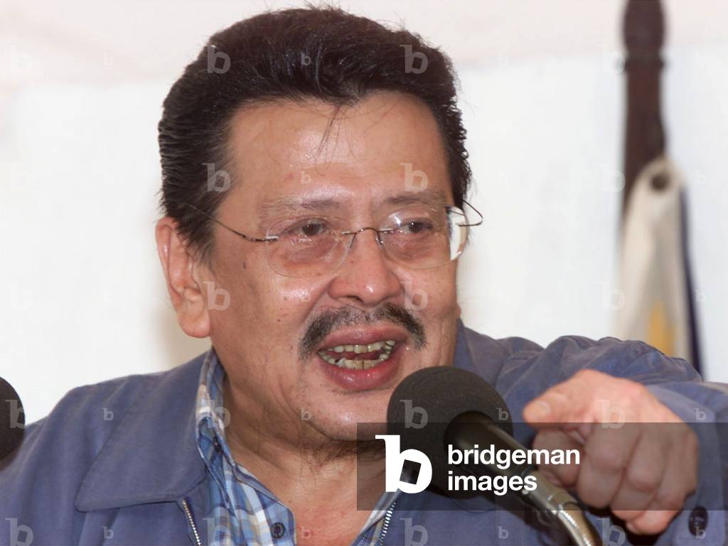 Image of PHILIPPINE PRESIDENT JOSEPH ESTRADA GESTURES IN MANILA., 2000 ...