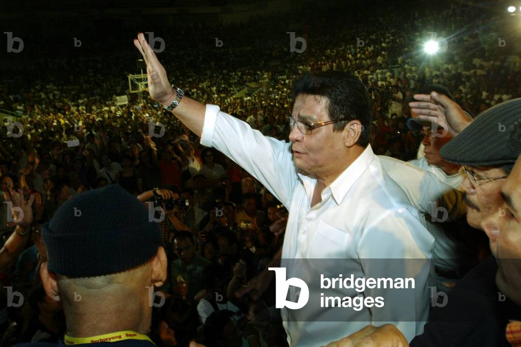 Image of PHILIPPINE FILM STAR FERNANDO POE JR WAVES TO HIS SUPPORTERS