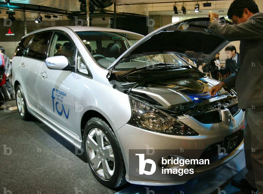 Image of VISITOR INSPECTS MITSUBISHI's FCV FUEL-CELL VEHICLE AT TOKYO ...