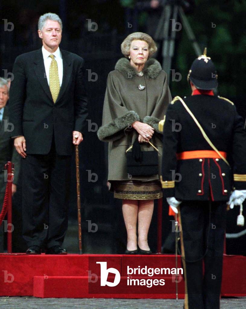 Image of US President Bill Clinton and Dutch Queen Beatrix listen
