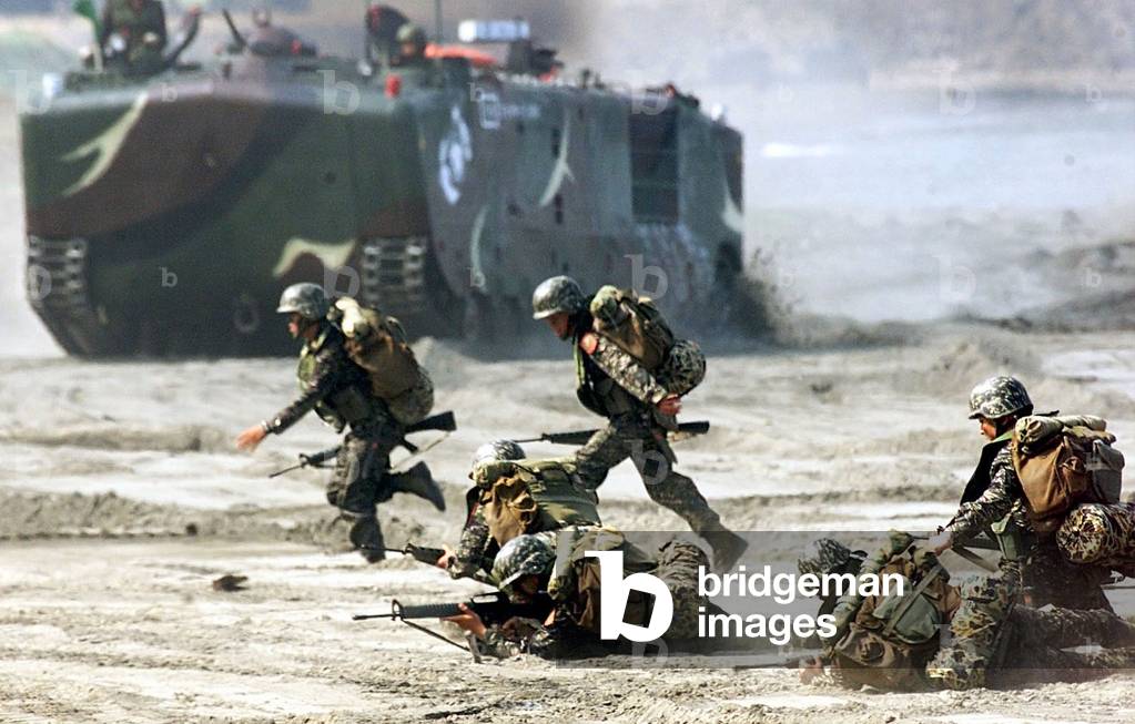 Image of TAIWANESE MARINES LAND ON THE BEACH IN KAOHSIUNG, 2002-08-27 ...