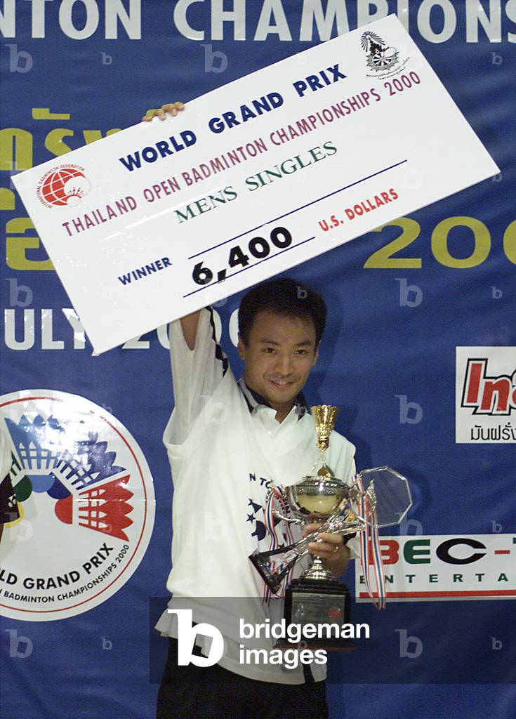 Image of INDONESIA'S HENDRAWAN HOLDS HIS BADMINTON WINNERS CHEQUE IN ...