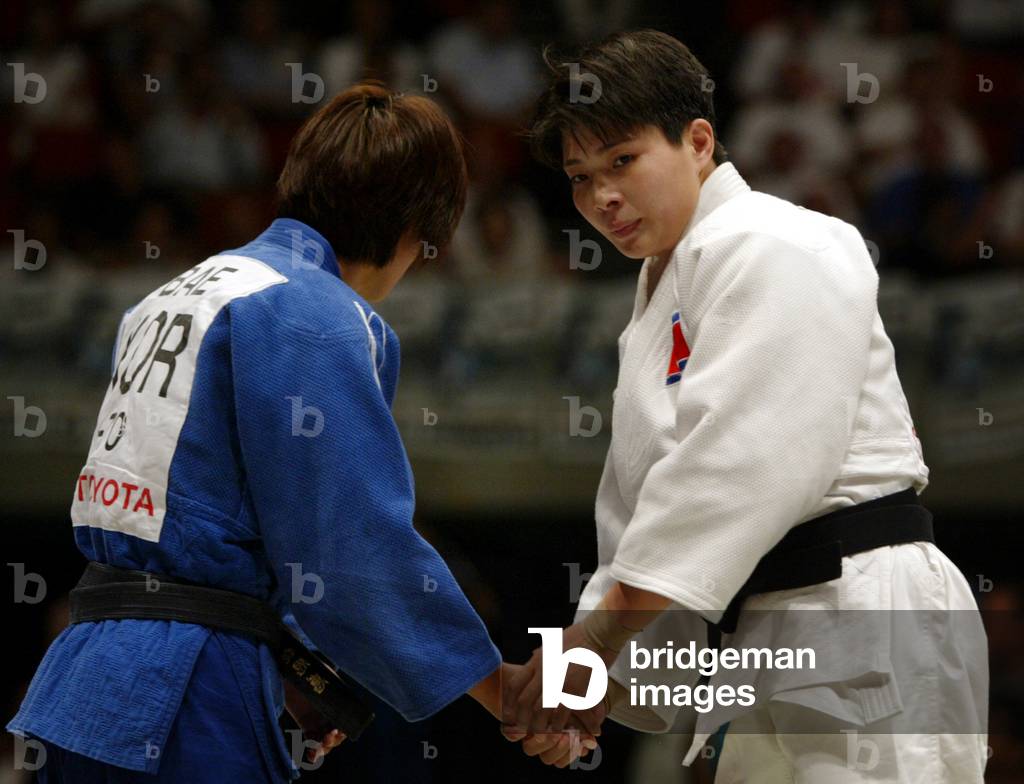 Image of NORTH KOREAN KIM RYON-MI AND SOUTH KOREAN BAE EUN-HYE FIGHT