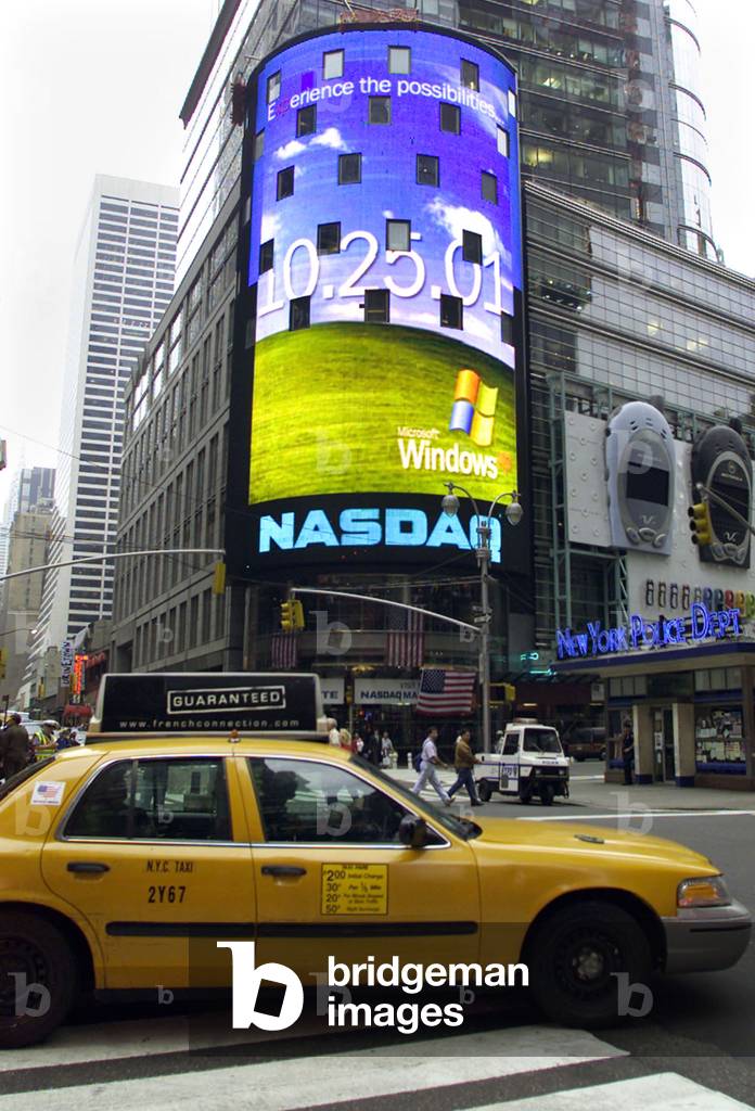 Image of NEW YORK SIGN SHOWS MICROSOFT'S WINDOWS XP RELEASE DATE, 2001 ...