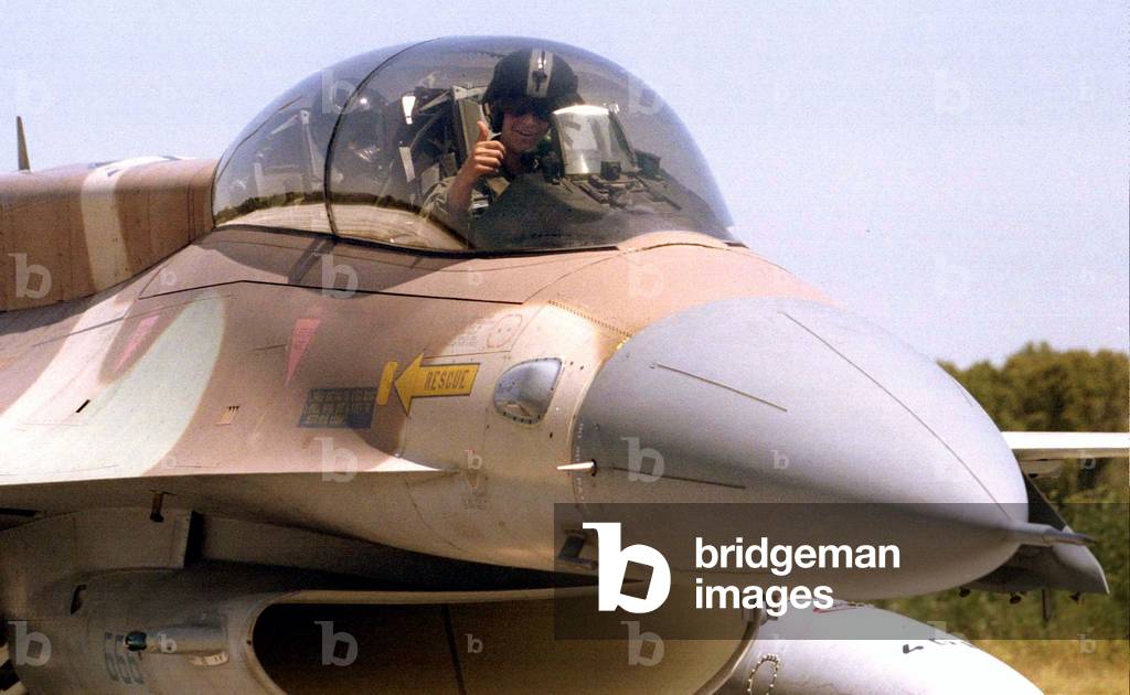 Image of An Israeli Air Force F-16 pilot gives the thumbs-up after